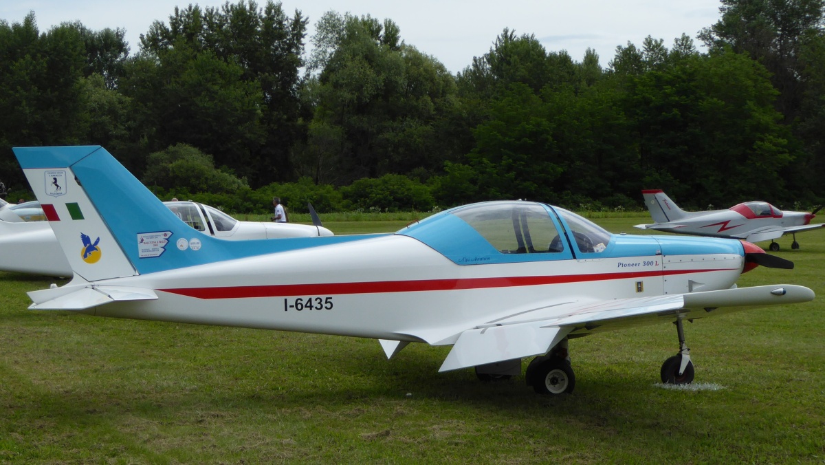 Rod's Aviation Photos: European tour 2015: Jonathan Collection fly-in ...